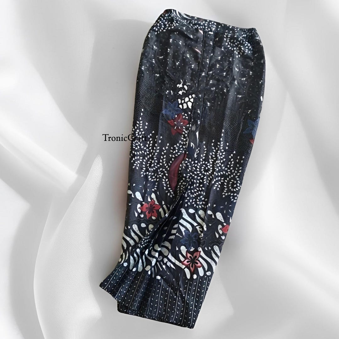 Stylish Kamen Turned Wiru Wiron Batik Skirt Perfect for Graduation ...