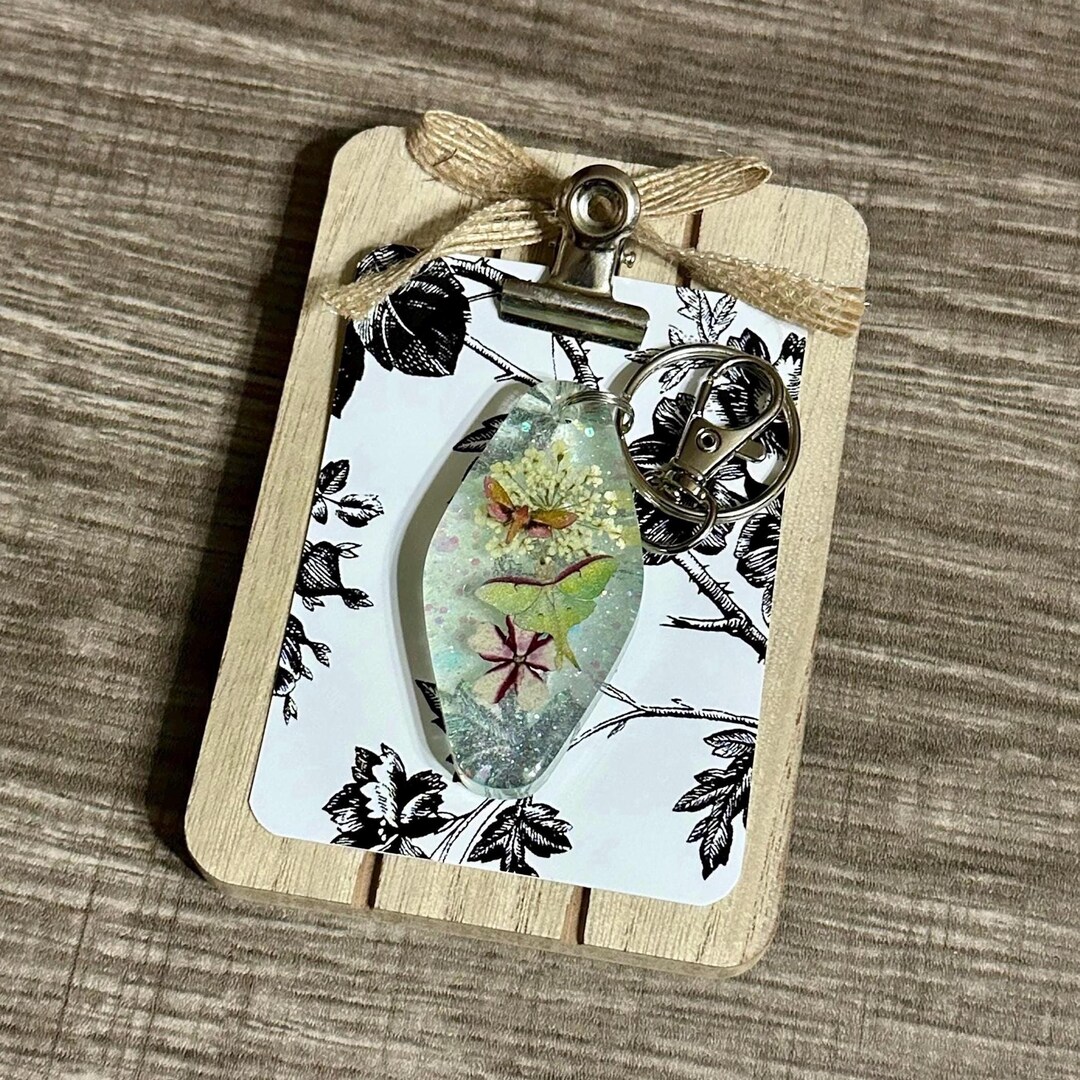 Retro Motel Floral Resin Keychain sakura Pressed Flower Keychain, Hand ...