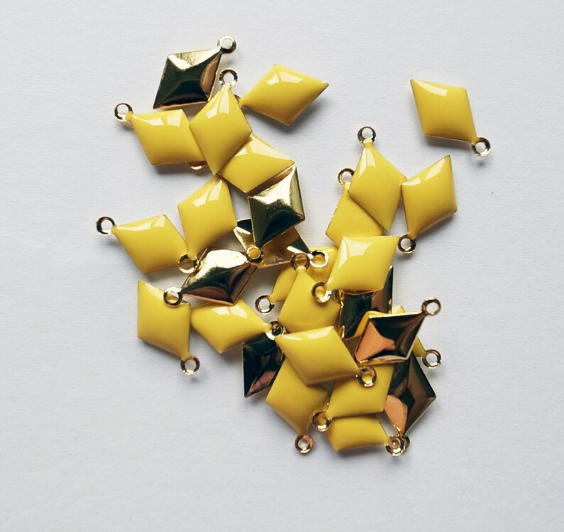 50 Pcs of Diamond Shape Hand Cast Poly Resin Drop in Yellow on Gold ...