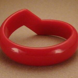 Moderne BAKELITE BRACELET CUFF Round Bright Red Red Cuff 3 in Diam 1 1/ ...