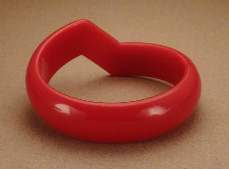 Moderne BAKELITE BRACELET CUFF Round bright red red Cuff 3 in | Etsy