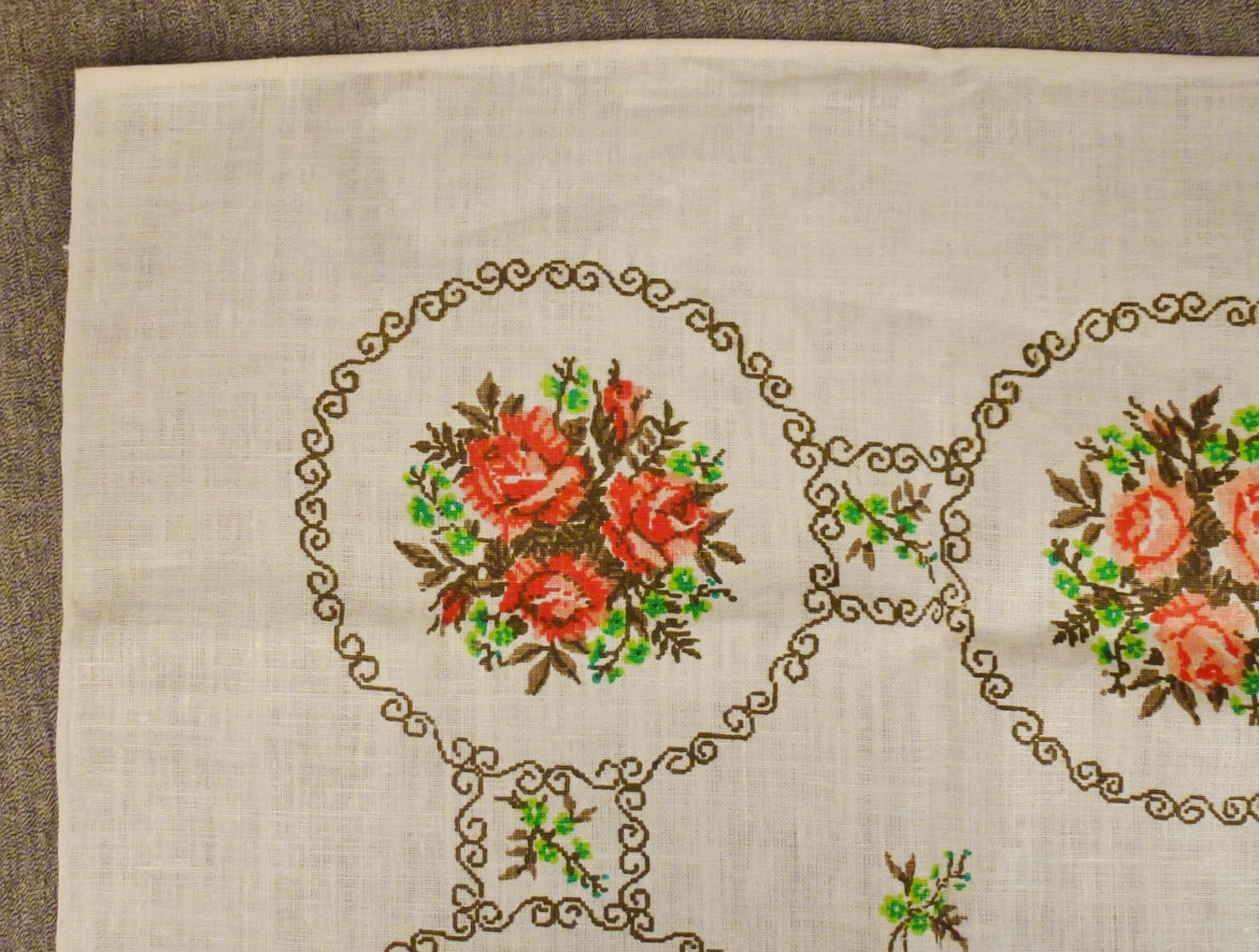 Vintage Linen TABLECLOTH Linen ROSES Flowers Printed MINT Condition 52 ...
