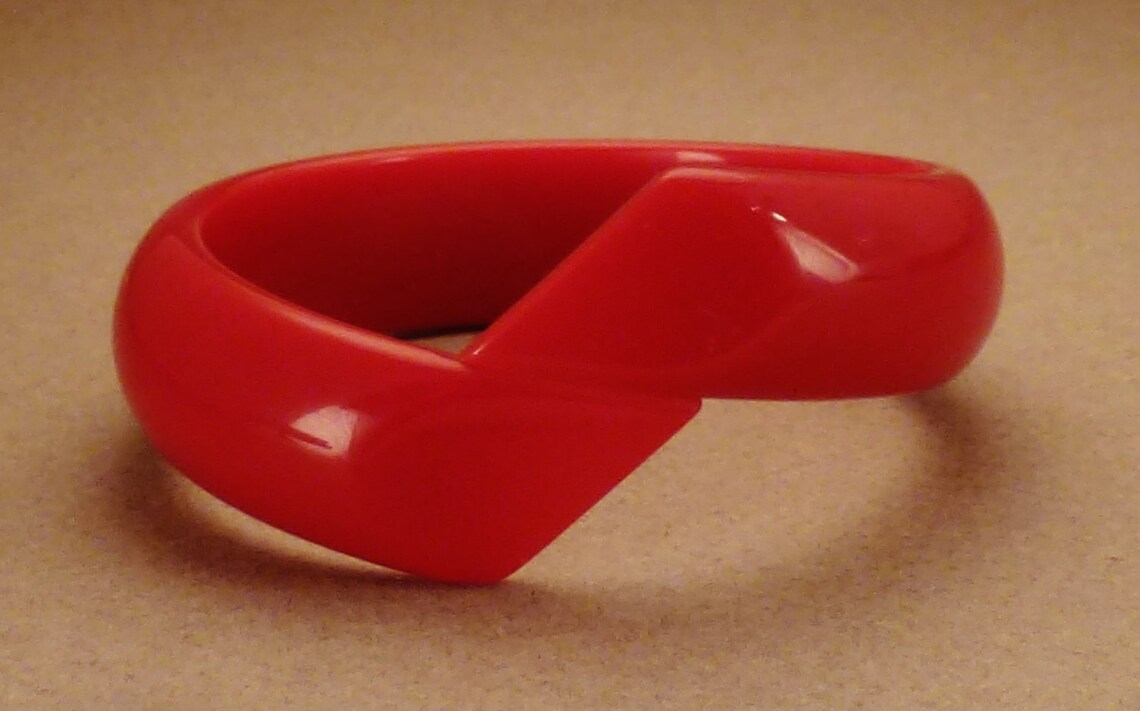 Moderne BAKELITE BRACELET CUFF Round bright red red Cuff 3 in | Etsy