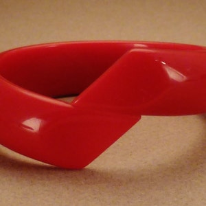 Moderne BAKELITE BRACELET CUFF Round Bright Red Red Cuff 3 in Diam 1 1/ ...