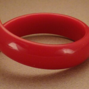 Moderne BAKELITE BRACELET CUFF Round Bright Red Red Cuff 3 in Diam 1 1/ ...