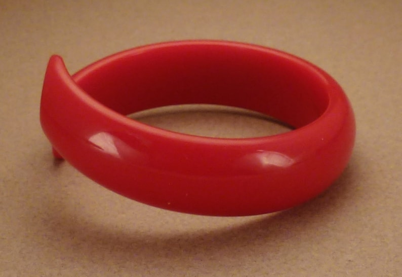 Moderne BAKELITE BRACELET CUFF Round bright red red Cuff 3 in | Etsy