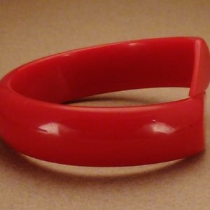 Moderne BAKELITE BRACELET CUFF Round Bright Red Red Cuff 3 in Diam 1 1/ ...