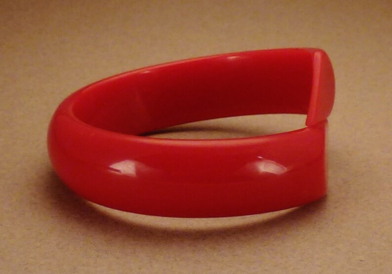 Moderne BAKELITE BRACELET CUFF Round Bright Red Red Cuff 3 in - Etsy