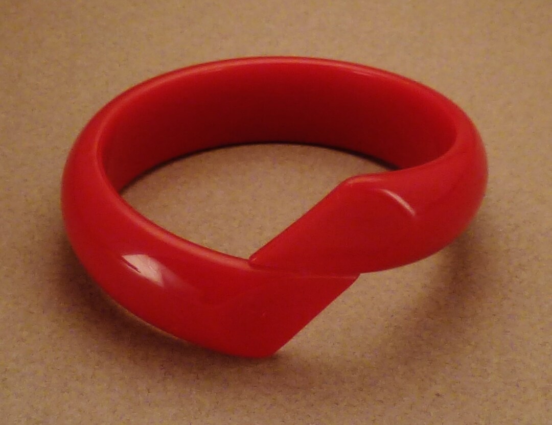 Moderne BAKELITE BRACELET CUFF Round Bright Red Red Cuff 3 in Diam 1 1/ ...