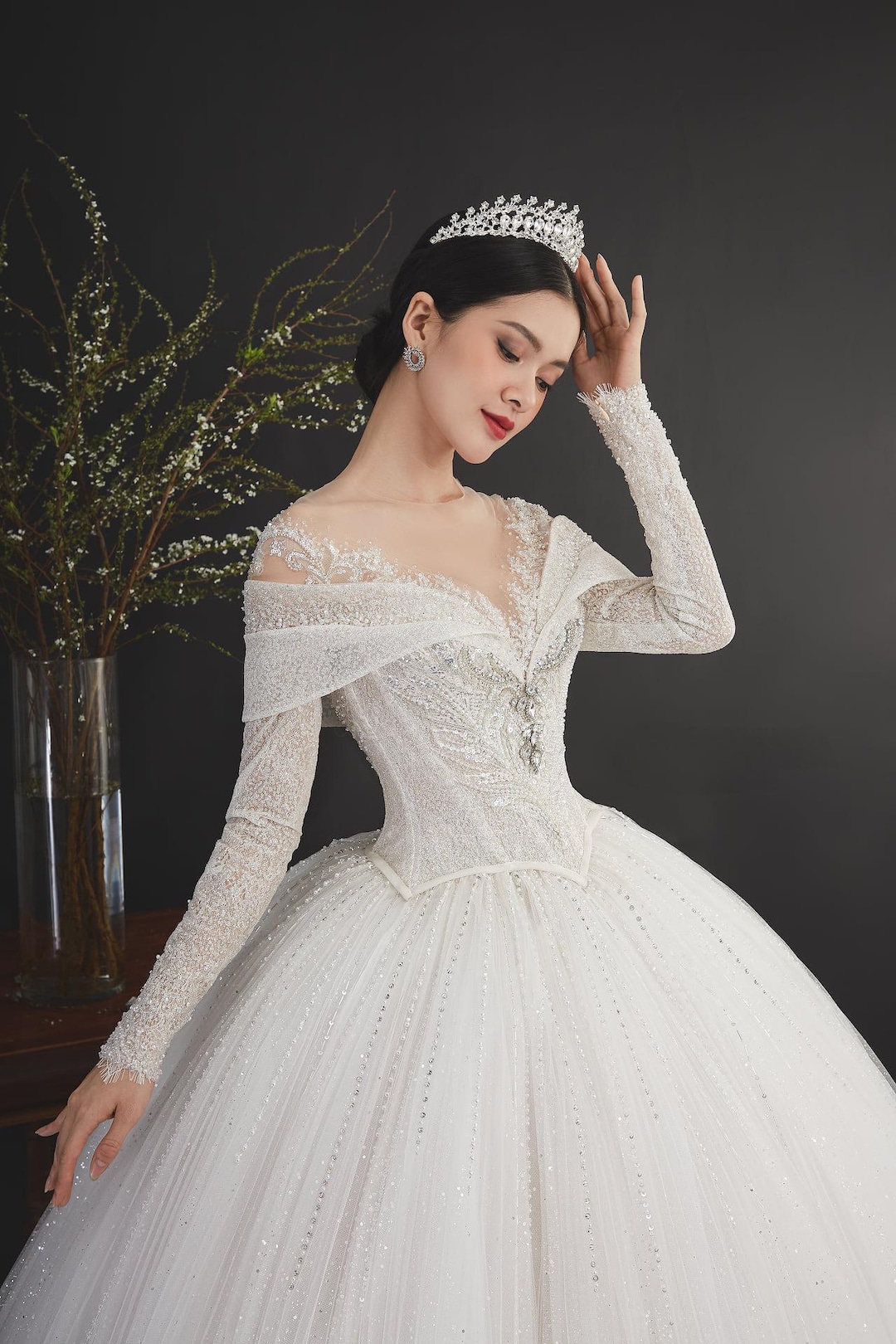 Beautiful Sparkling Princess Wedding Dress. Luxurious Long-sleeved ...