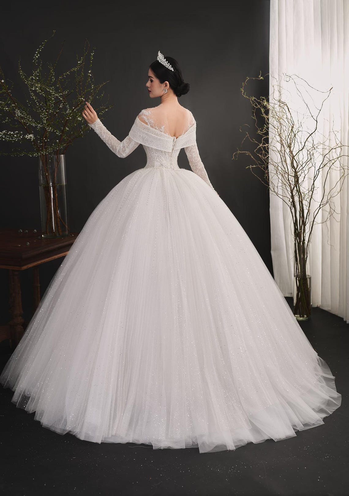 Beautiful Sparkling Princess Wedding Dress. Luxurious Long-sleeved ...