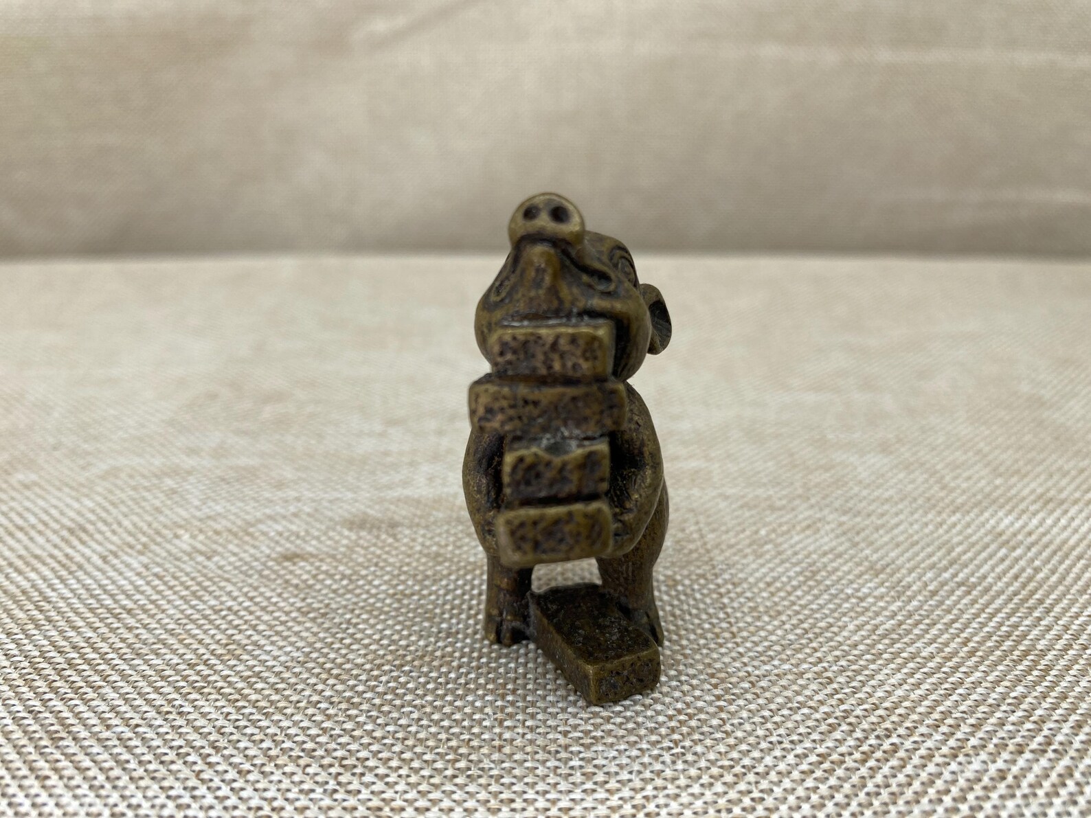 Adorable Pig Holding Brick Sculpture, Brass Crafted, Desktop Ornament ...