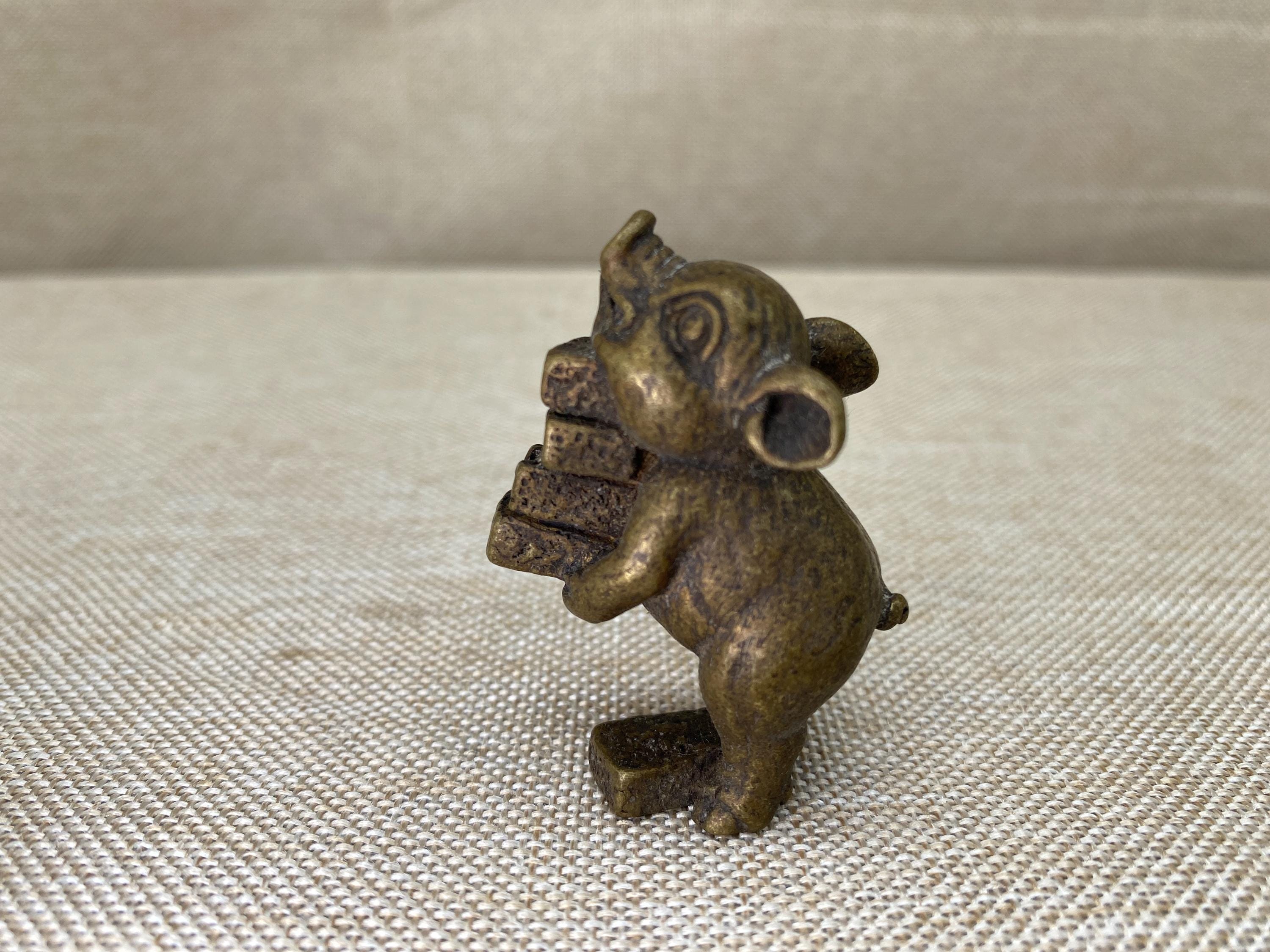 Adorable Pig Holding Brick Sculpture, Brass Crafted, Desktop Ornament ...