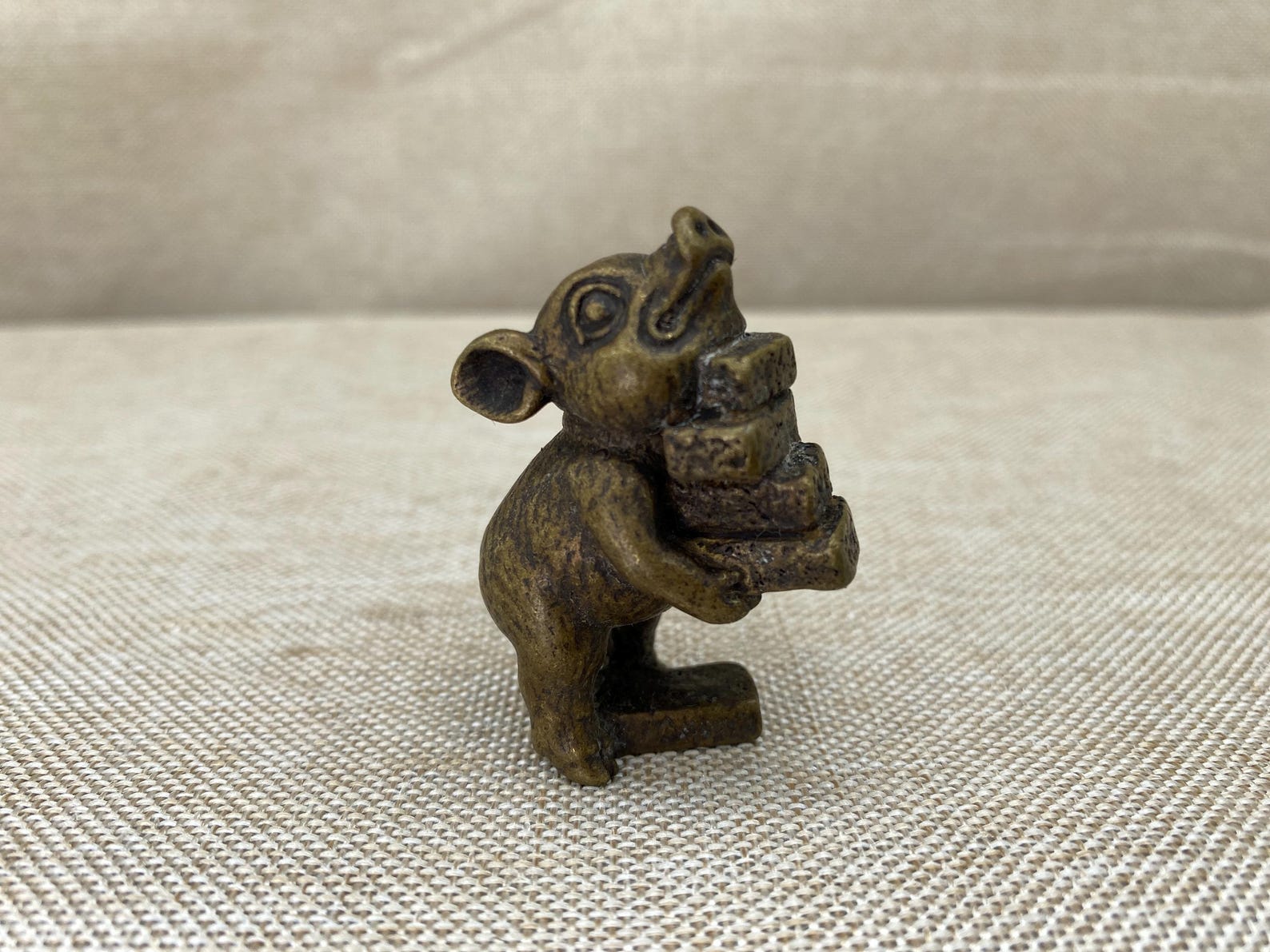 Adorable Pig Holding Brick Sculpture, Brass Crafted, Desktop Ornament ...