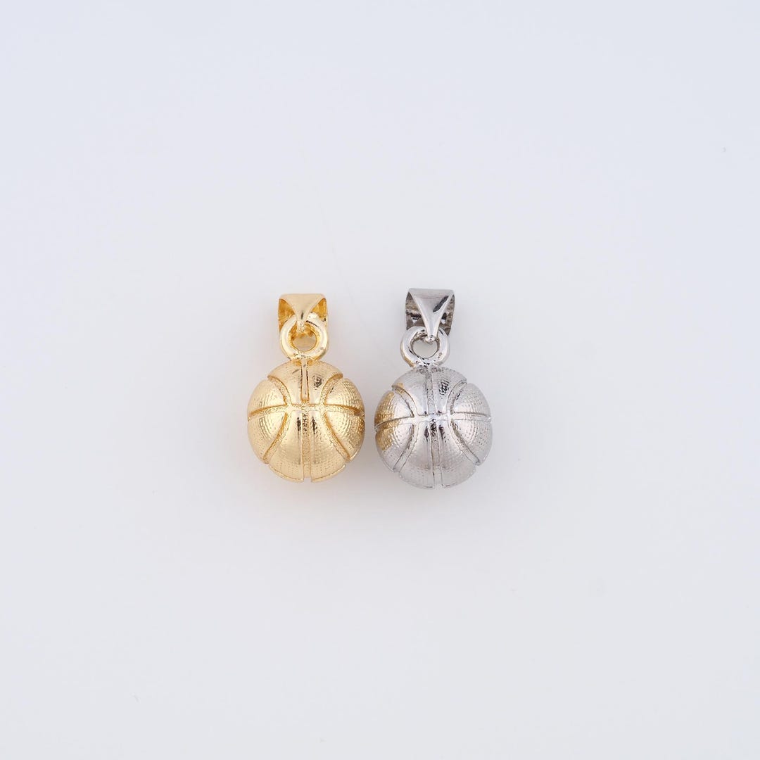 Pendentif de sport en or 18 carats avec breloques de basket-ball et ...