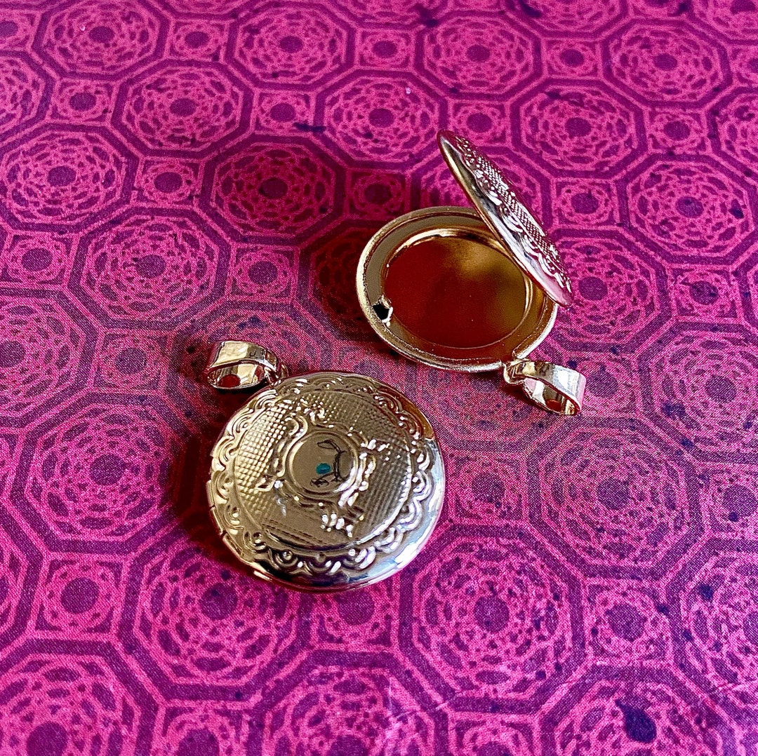 18k Gp Retro Locket Prayer Box Pendants- Round Locket Photo Amulet ...