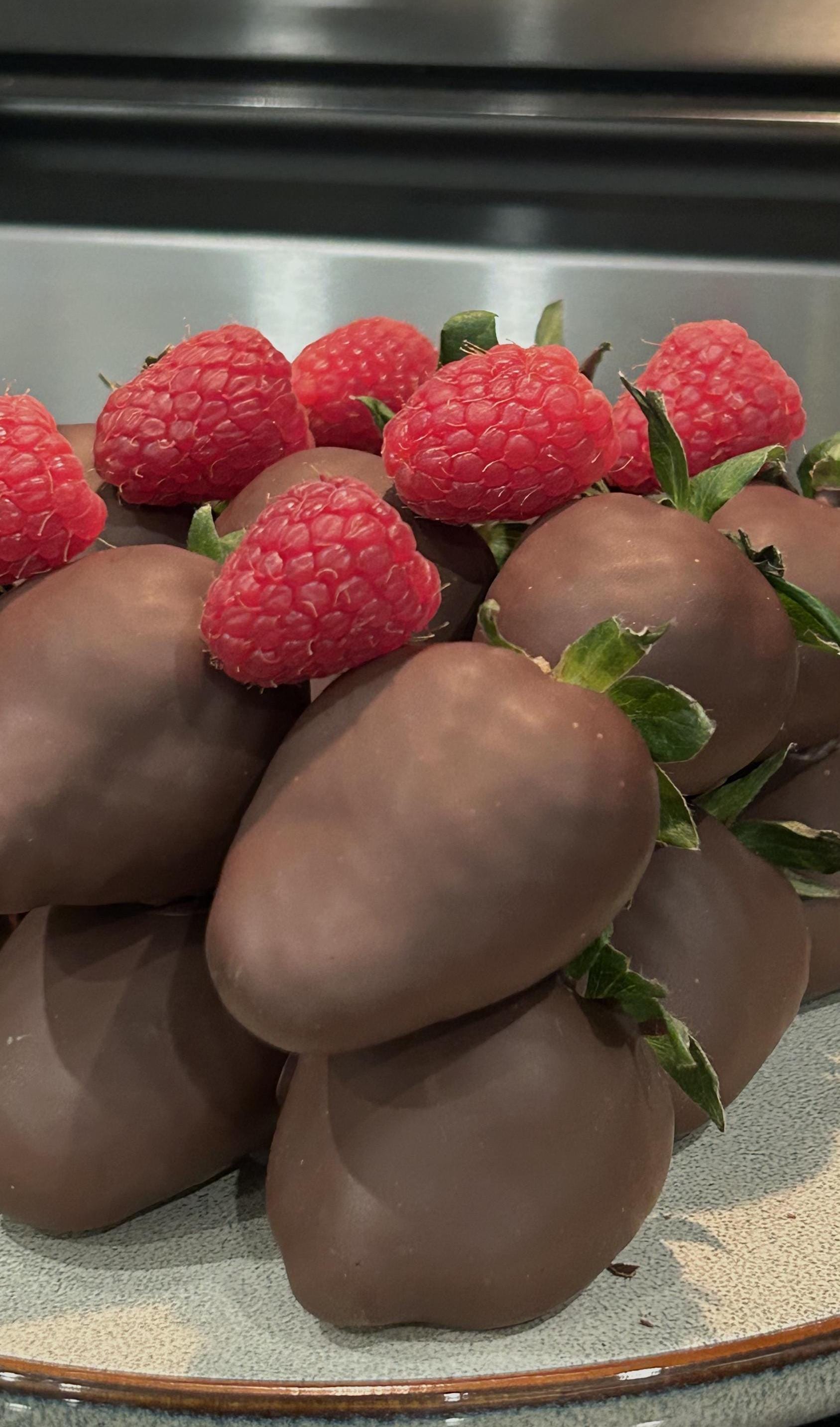 Сhocolate Covered Strawberries\berries. Сhocolate Covered Dates ...