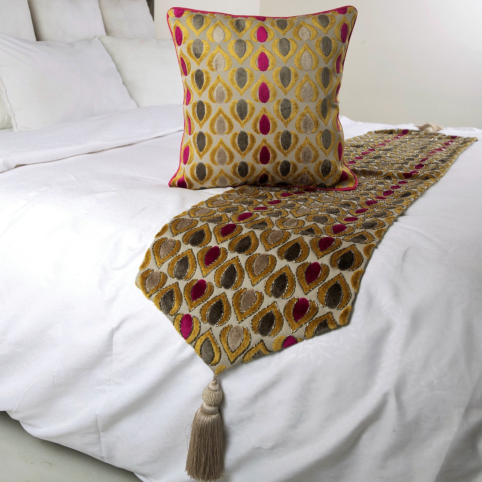 Bed Runner Collection With Matching Decorative Pillow Cover in King ...