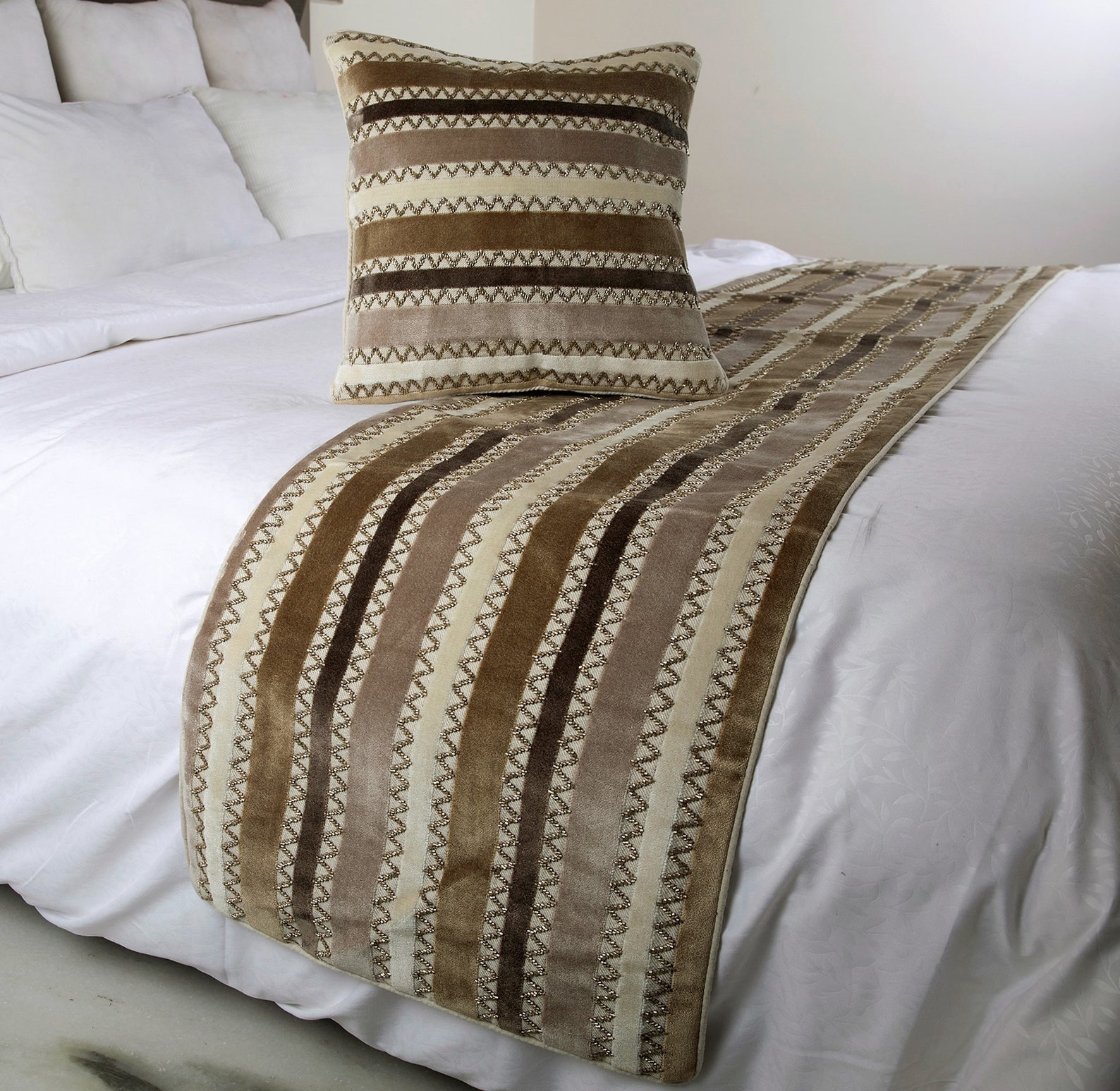 Bed Runner Collection With Decorative Throw Pillow Cover in King ...