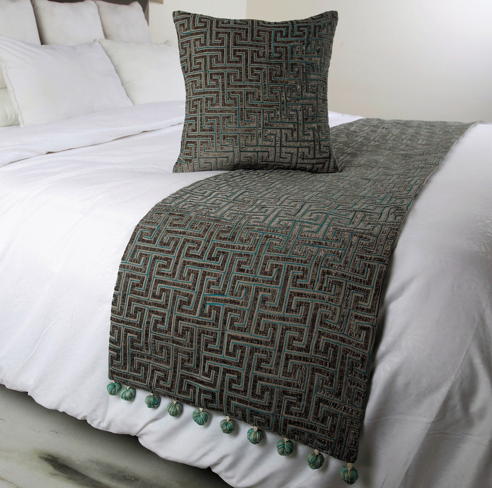 Bed Runner Collection With Decorative Throw Pillow Cover in King ...
