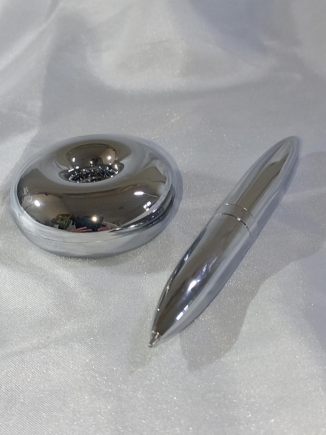 Magnetic Pen and Pen Holder, Steel, Balances Levitating on Its Base ...