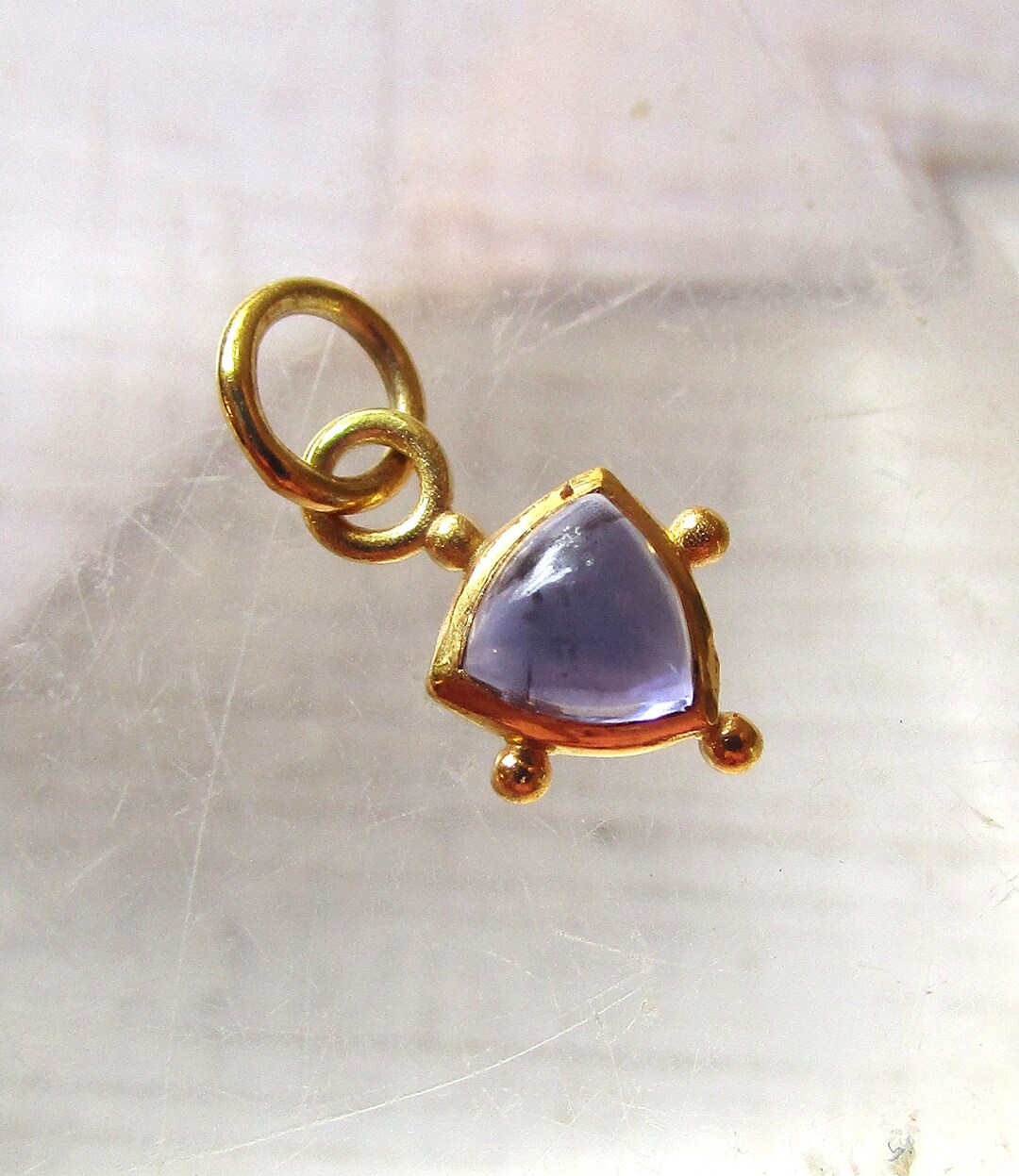 Dije triangular de iolita azul natural, oro de 18 kt sobre plata de ley ...