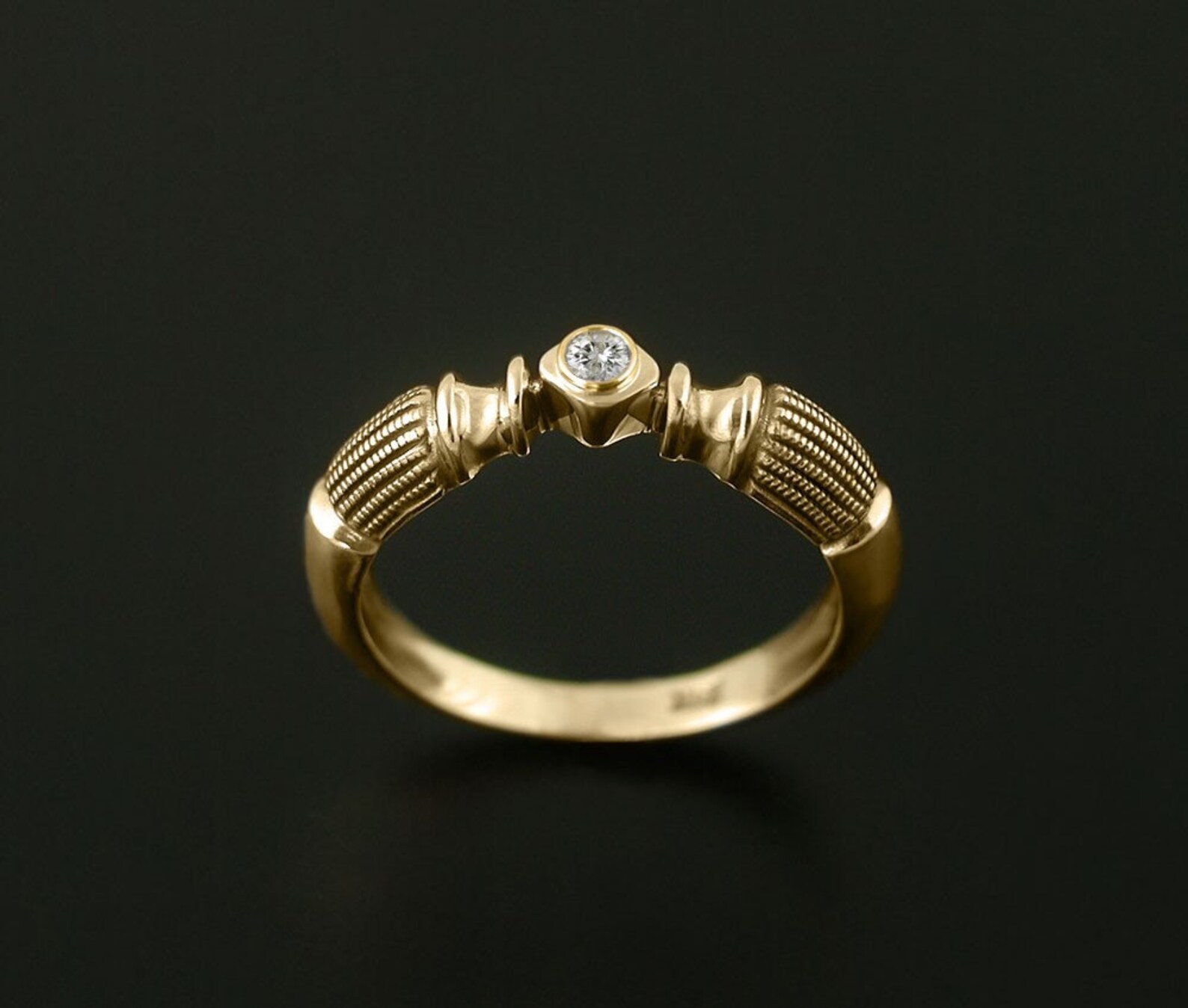 Gold Vintage, Antique Style Ring With Diamond. - Etsy