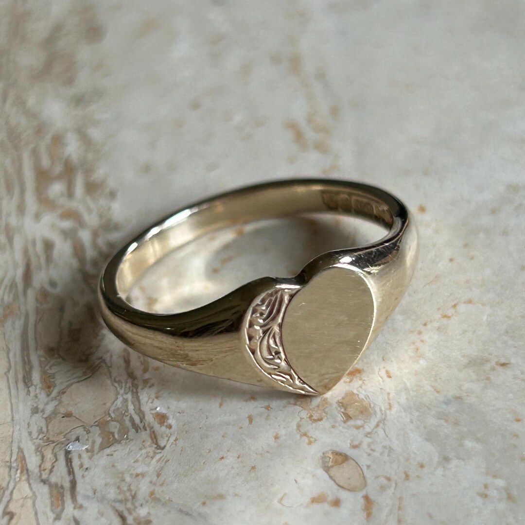 Susie. the Sixties Sweetheart Signet Ring 9ct Gold & Engraved Detail ...