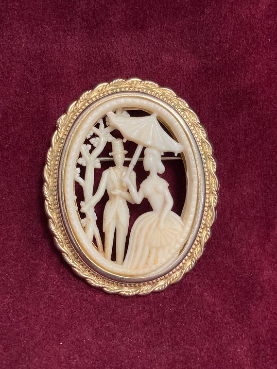 Vintage Coro Oval Celluloid Carved Man and Woman Gold… - Gem