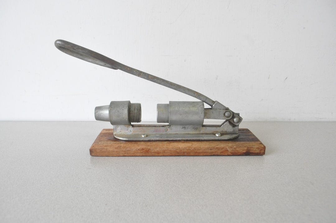 Vintage Pecan Walnut Nut Cracker Reeds Rocket Pecan Cracker / Fall Nut ...