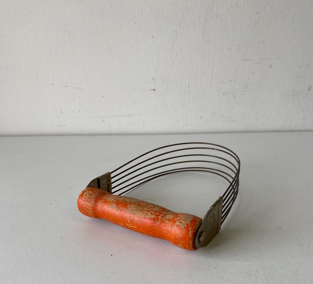 Vintage Androck Red Handle Pastry Cutter,red Wooden Handle | Country ...