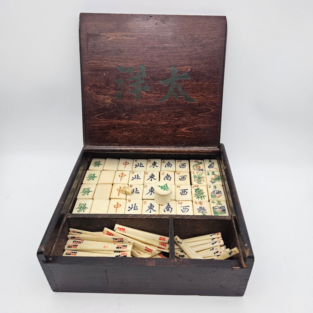 Wooden Mah Jong Set From the 1920s With Dovetail Construction Wooden ...