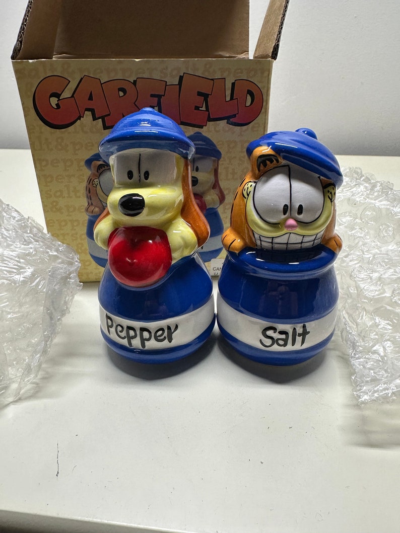Vintage, NIB, HTF 1998 PAWS Garfield and Odie Salt and Pepper Shakers ...