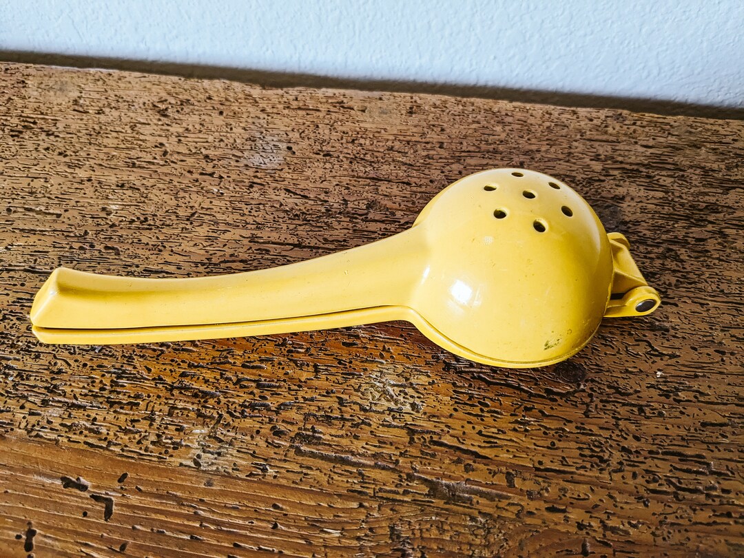 Vintage Lemon Squeezer Citrus Reamer Squeezer Yellow Retro Metal ...