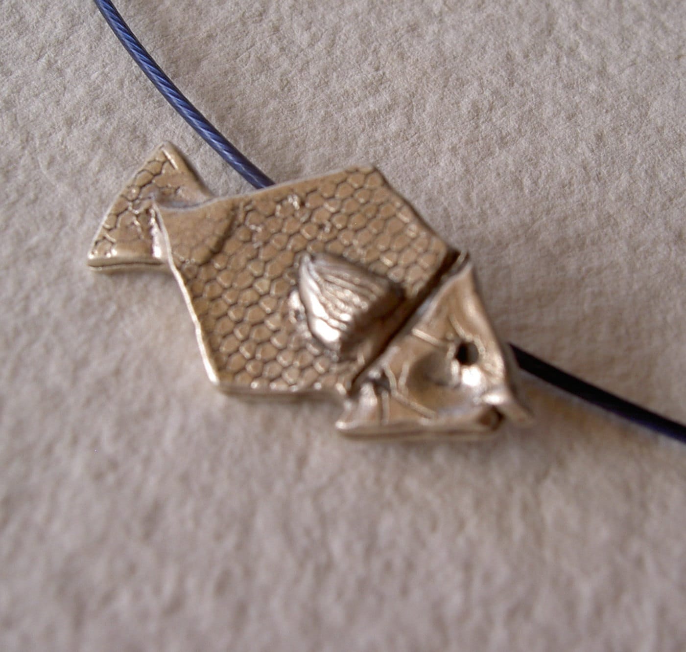 Pez Triangulo Colgante/ Triangle Fish Necklace | Etsy