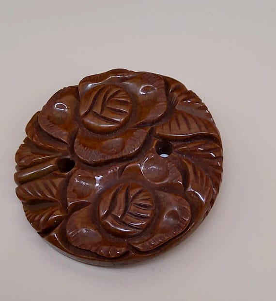 1930's deeply carved large round floral bakelite broo… - Gem
