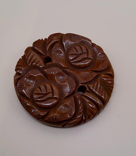 1930's deeply carved large round floral bakelite broo… - Gem