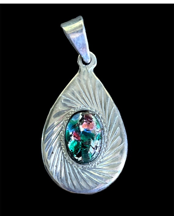 Engraved tear drop shaped - Gem