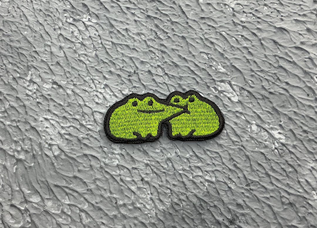 Frogs in Love Embroidered Patch. Kissing Frogs Iron on Patch - Etsy