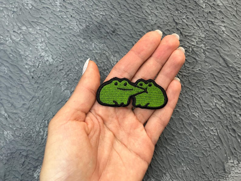 Frogs in Love Embroidered Patch. Kissing Frogs Iron on Patch - Etsy