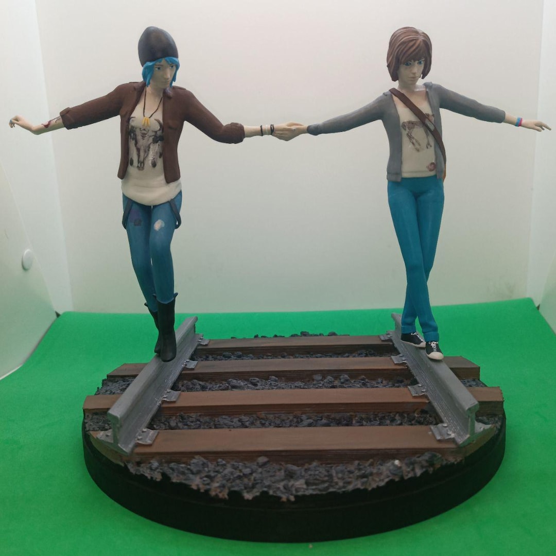 Life is Strange – Chloe and Max Railroad Walk Diorama – 28 Cm Hand ...