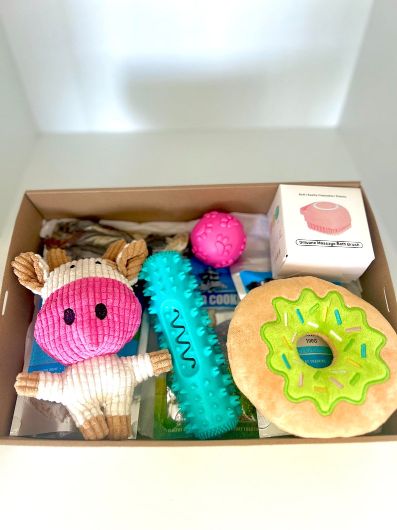 Deluxe Dog Box Large 4 Toys 4 Treats Bath Scrub Natural Treat Packs ...