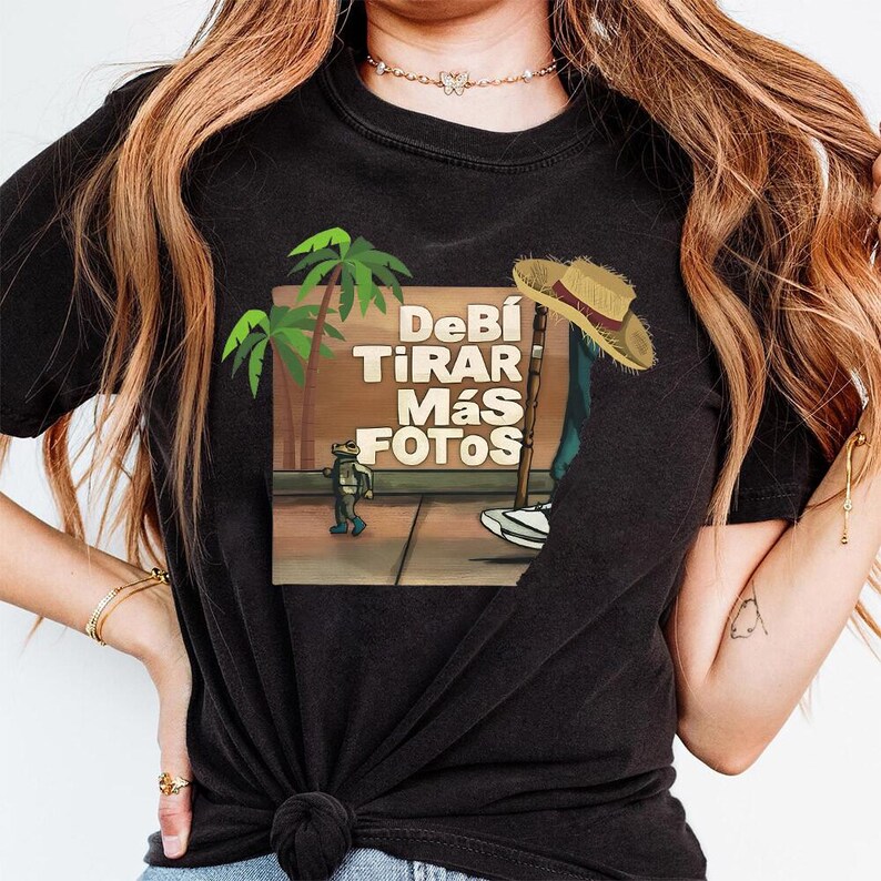 Debi Tirar Mas Fotos 1 Png, Puerto Rico Merchandise Png , Fan Outfit ...