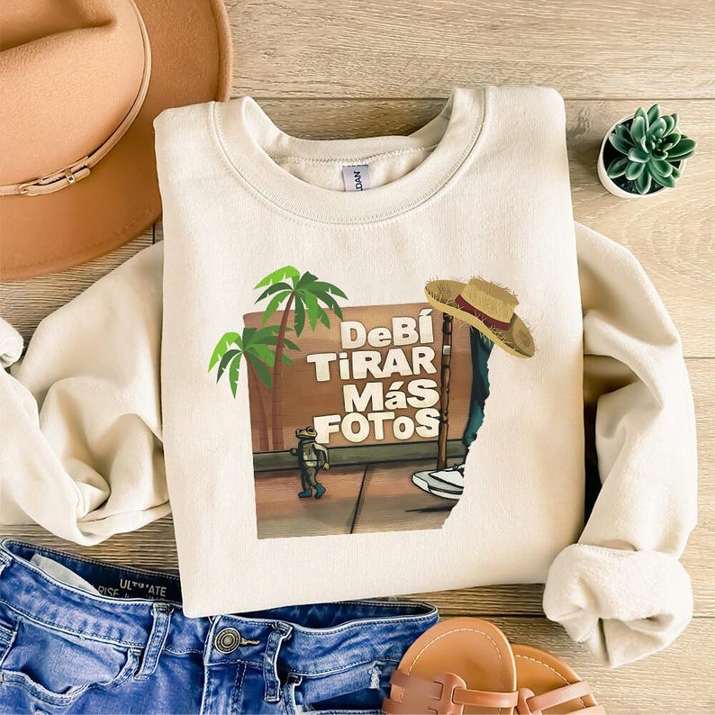 Debi Tirar Mas Fotos 1 Png, Puerto Rico Merchandise Png , Fan Outfit ...