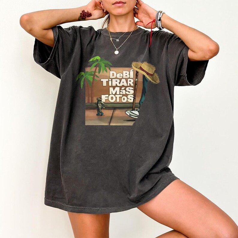 Debi Tirar Mas Fotos 1 Png, Puerto Rico Merchandise Png , Fan Outfit ...