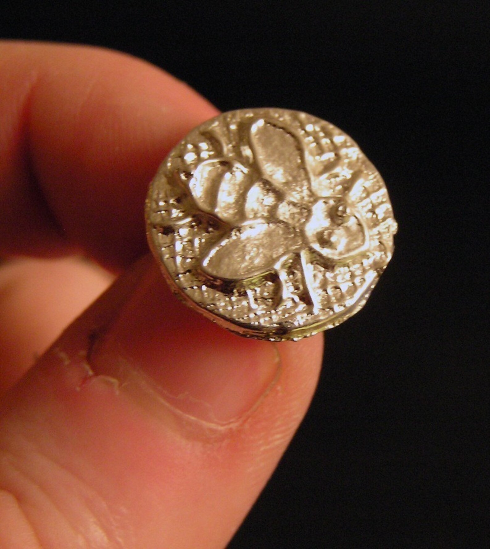 Five Pewter Bee Buttons - Etsy