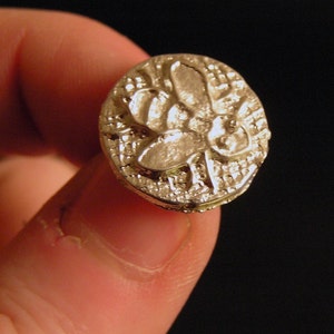 Five Pewter Bee Buttons - Etsy
