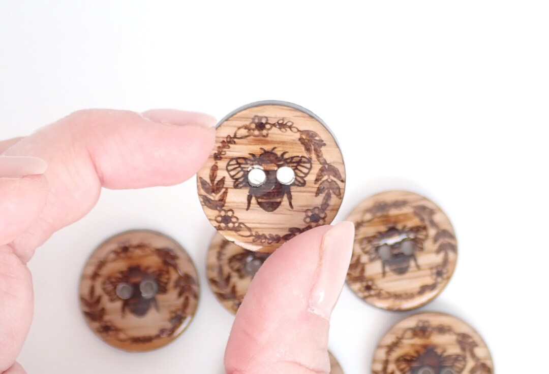 HANDMADE Wooden Buttons. Set of 6 Handmade Bee and Flower Wreath Wooden ...