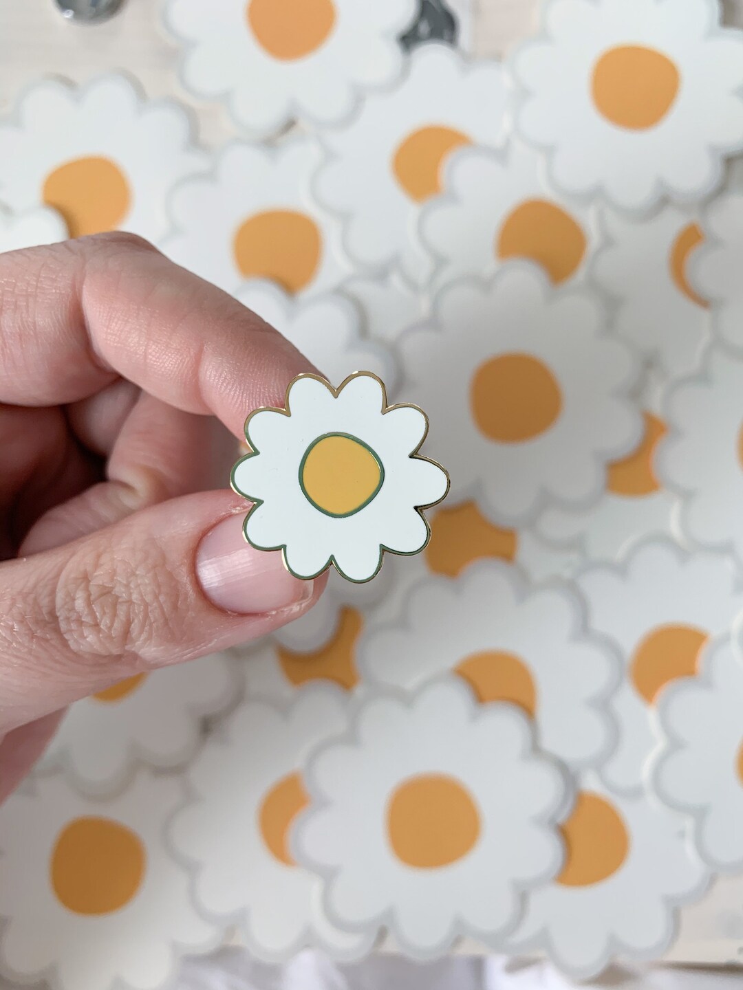 Daisy Flower Enamel Pin - Etsy