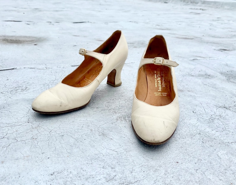 Anello & Davide 1960s 70s White Mary Jane Shoes Size 7 US 5 UK | Etsy